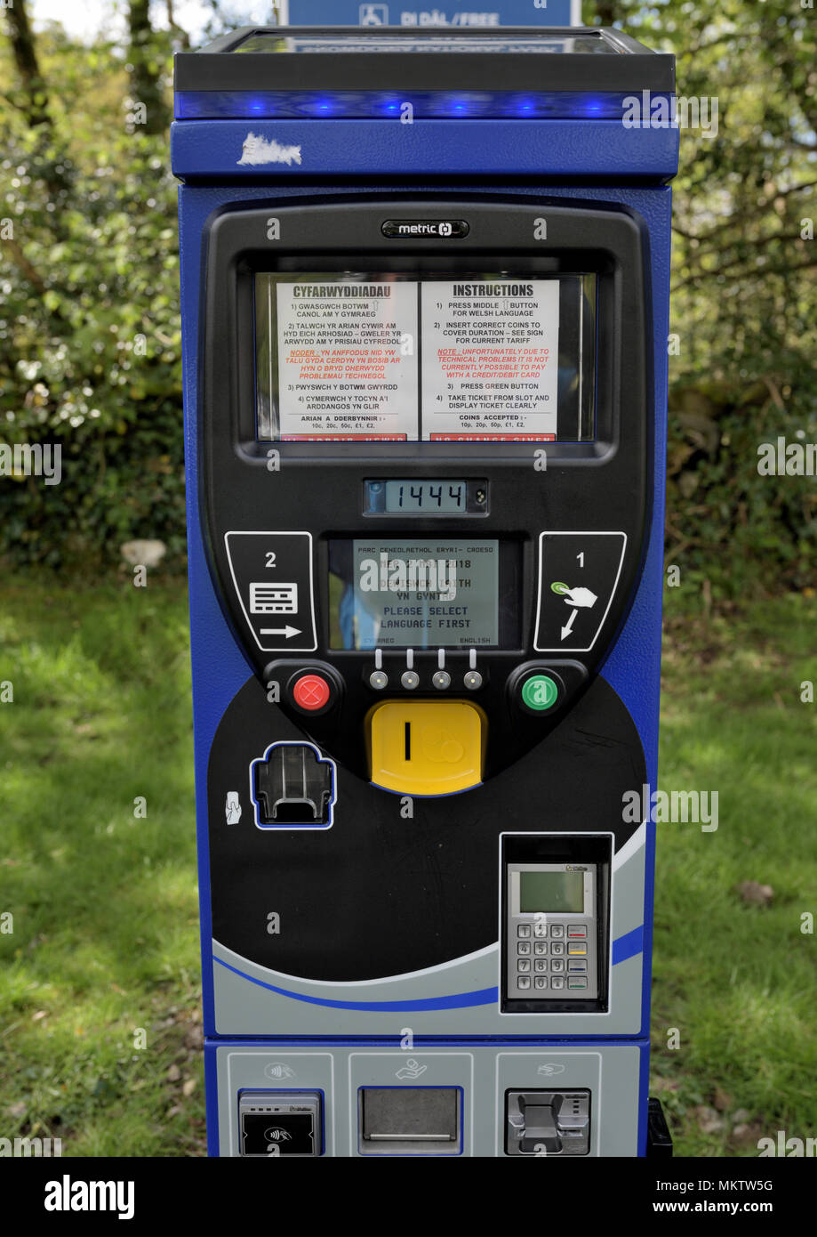 Bilingual welsh and english solar powered pay and display machine ...