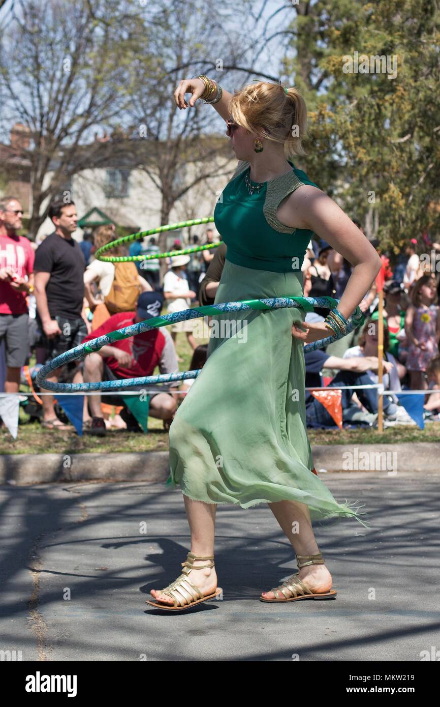 Woman hula hooping hi-res stock photography and images - Alamy