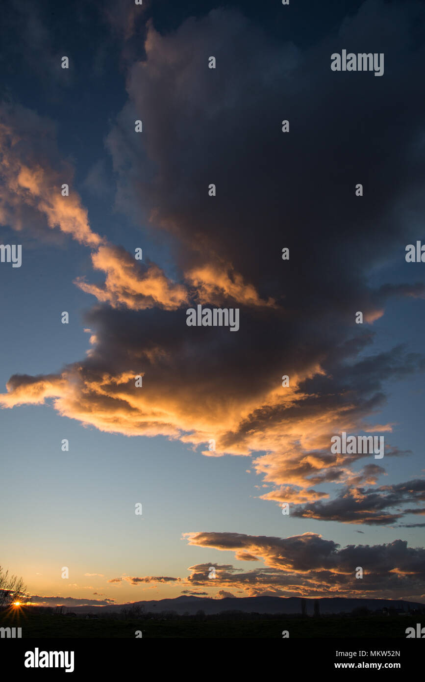 Golden hour sky with beautiful clouds Stock Photo - Alamy