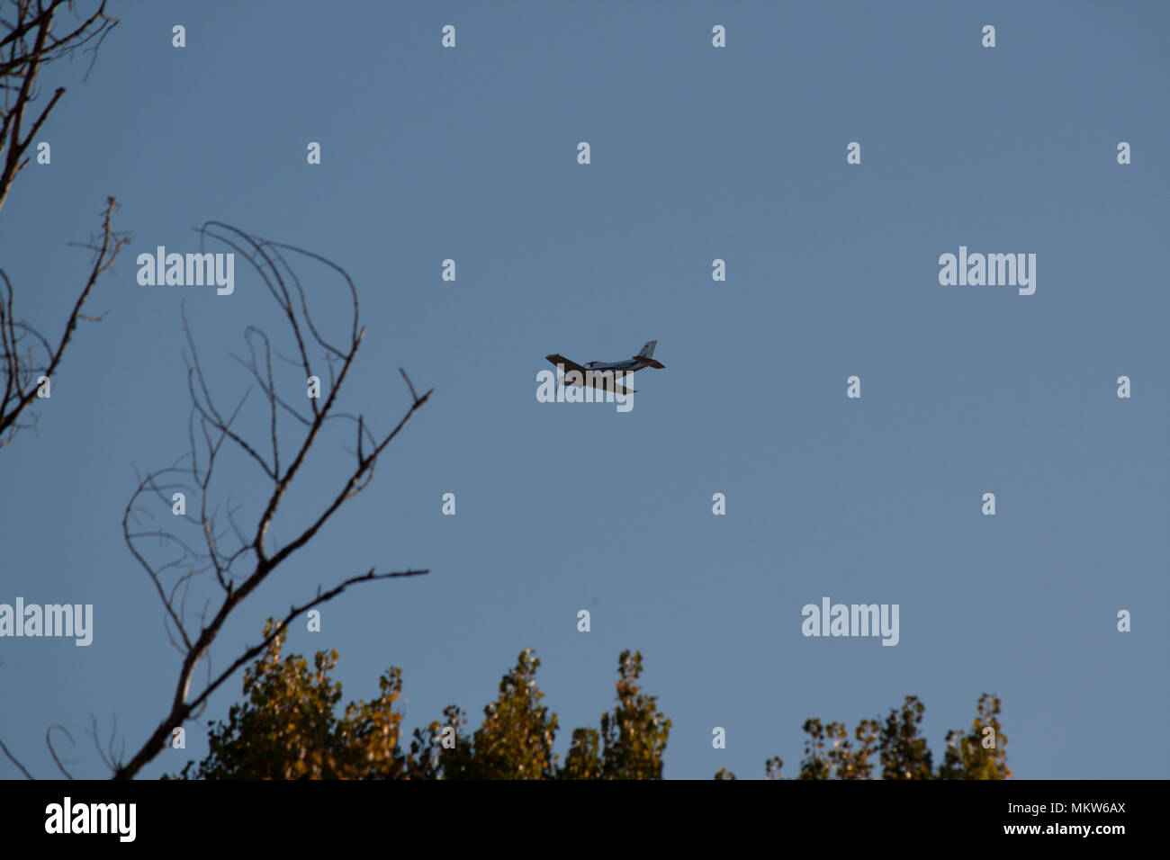 planes flying low Stock Photo - Alamy