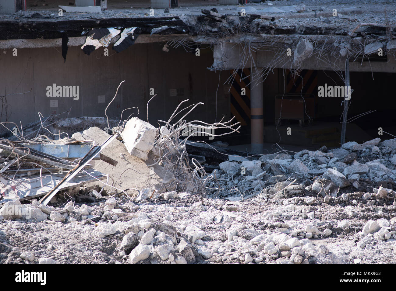demolition of a building Stock Photo - Alamy