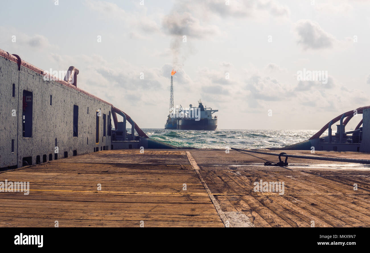AHTS vessel doing static tow tanker lifting. Ocean tug job Stock Photo ...