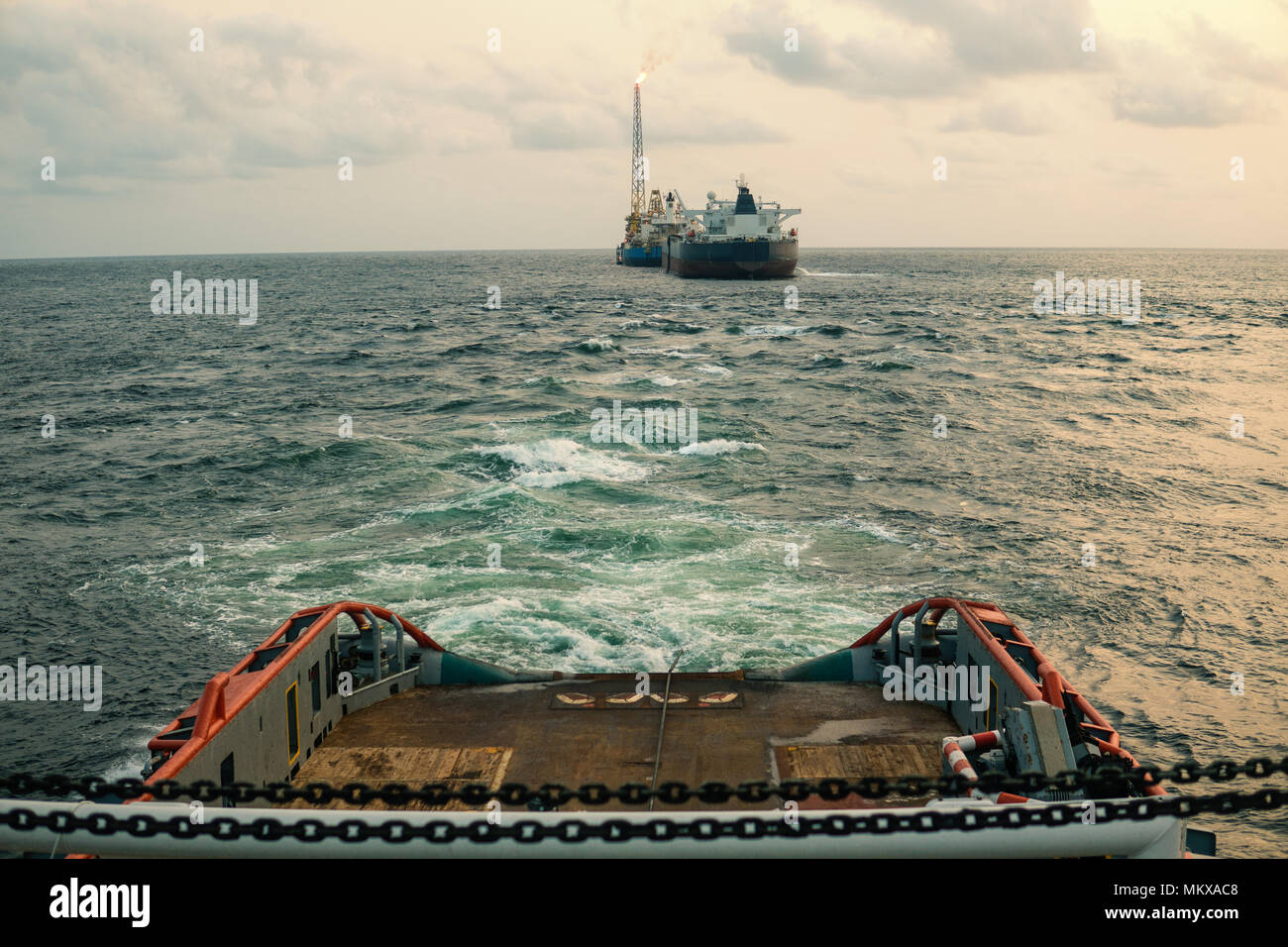 AHTS vessel doing static tow tanker lifting. Ocean tug job Stock Photo ...