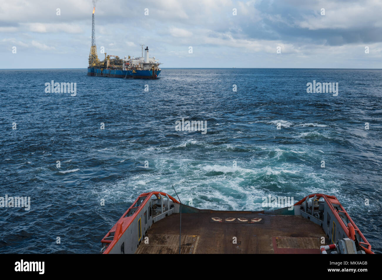 AHTS vessel doing static tow tanker lifting. Ocean tug job Stock Photo ...