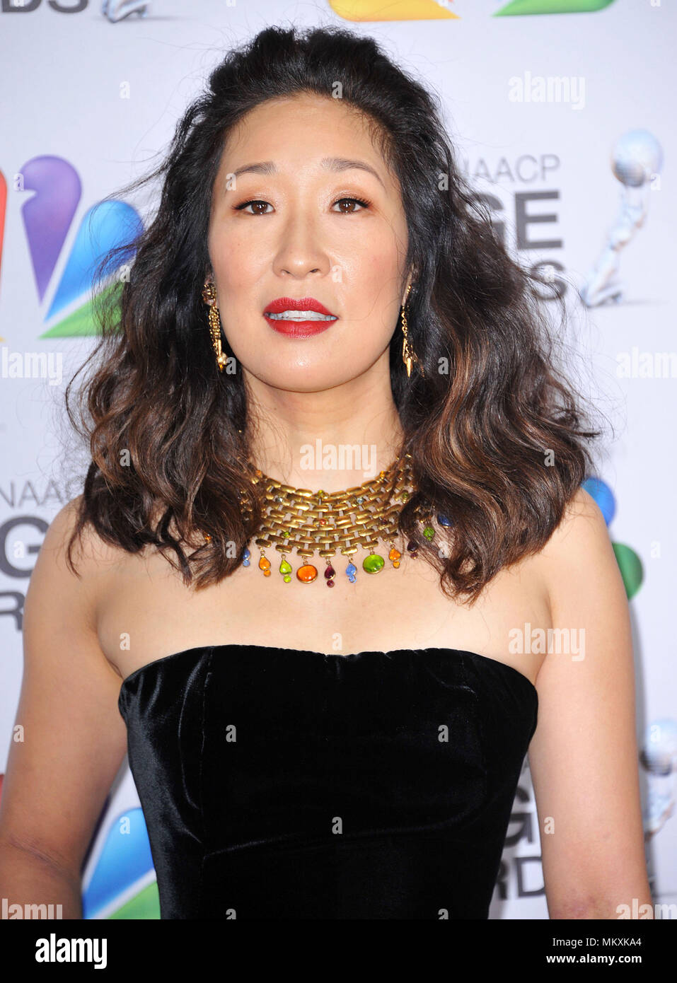 Sandra oh _93 red carpet event hi-res stock photography and images - Alamy