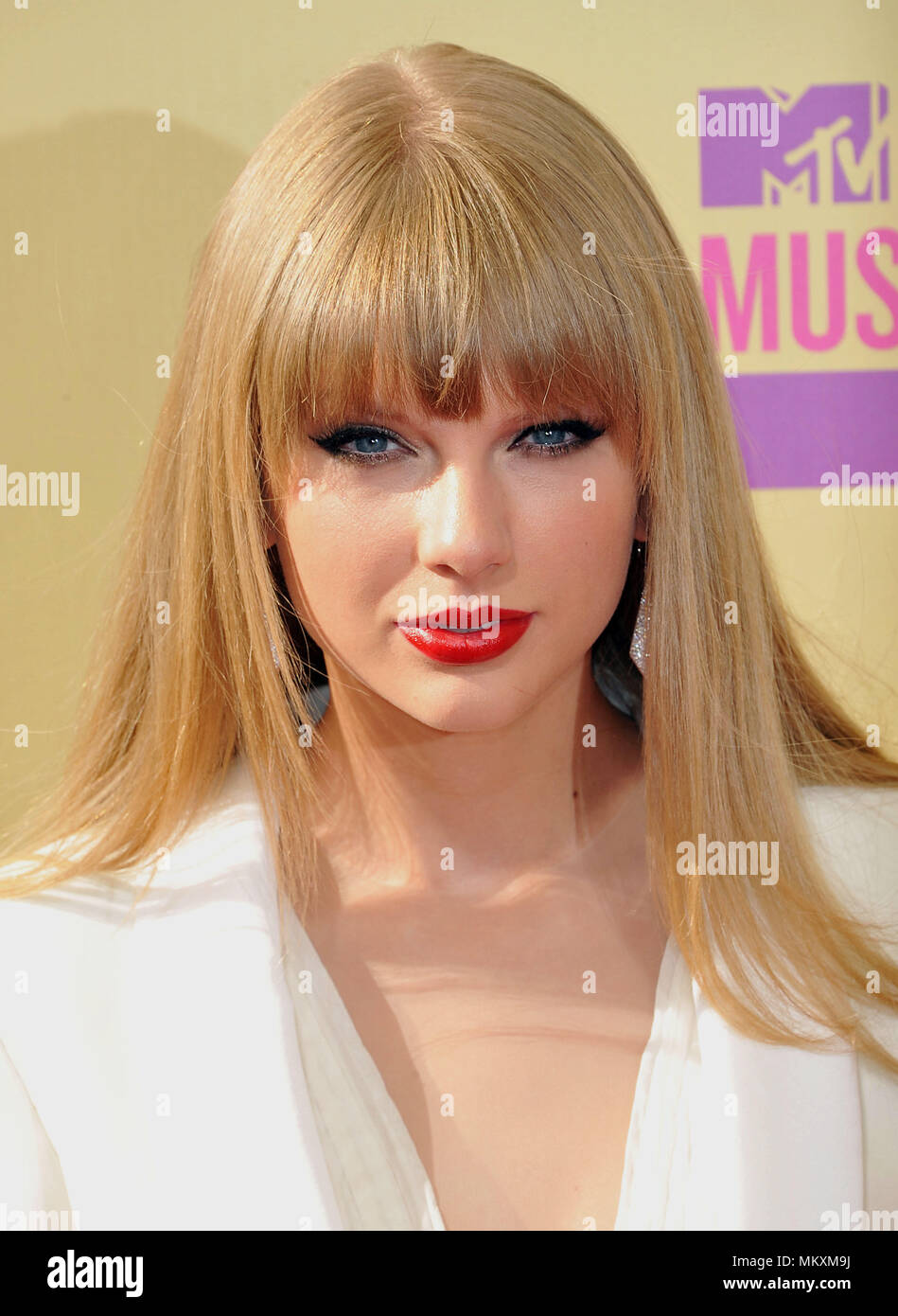 Taylor swift backstage in hi-res stock photography and images - Alamy