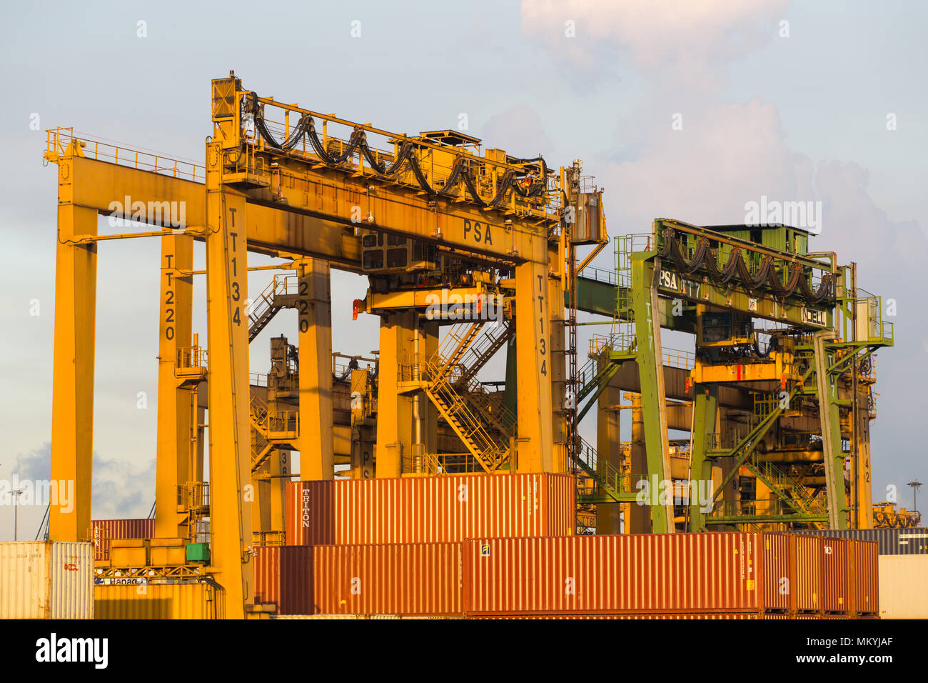 Loading unloading of goods hi-res stock photography and images - Alamy