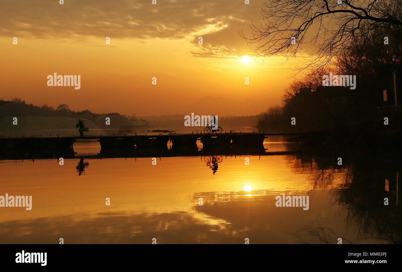 Continuous bridge deck hi-res stock photography and images - Alamy