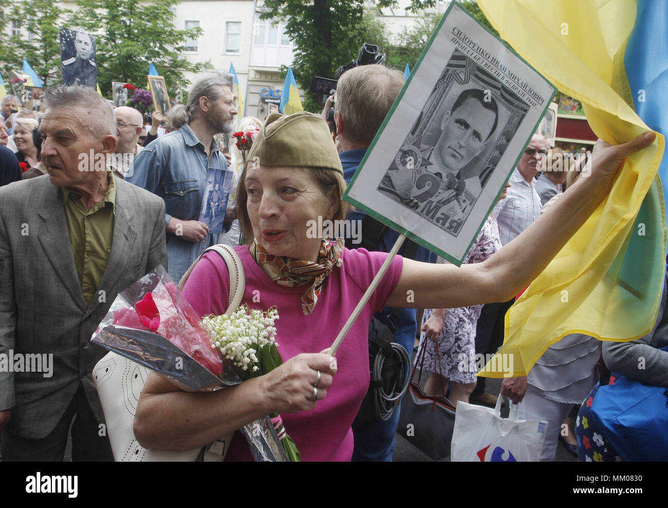 Kiev, Ukraine. 9th May, 2018. Ukrainians carry portraits of WWII ...