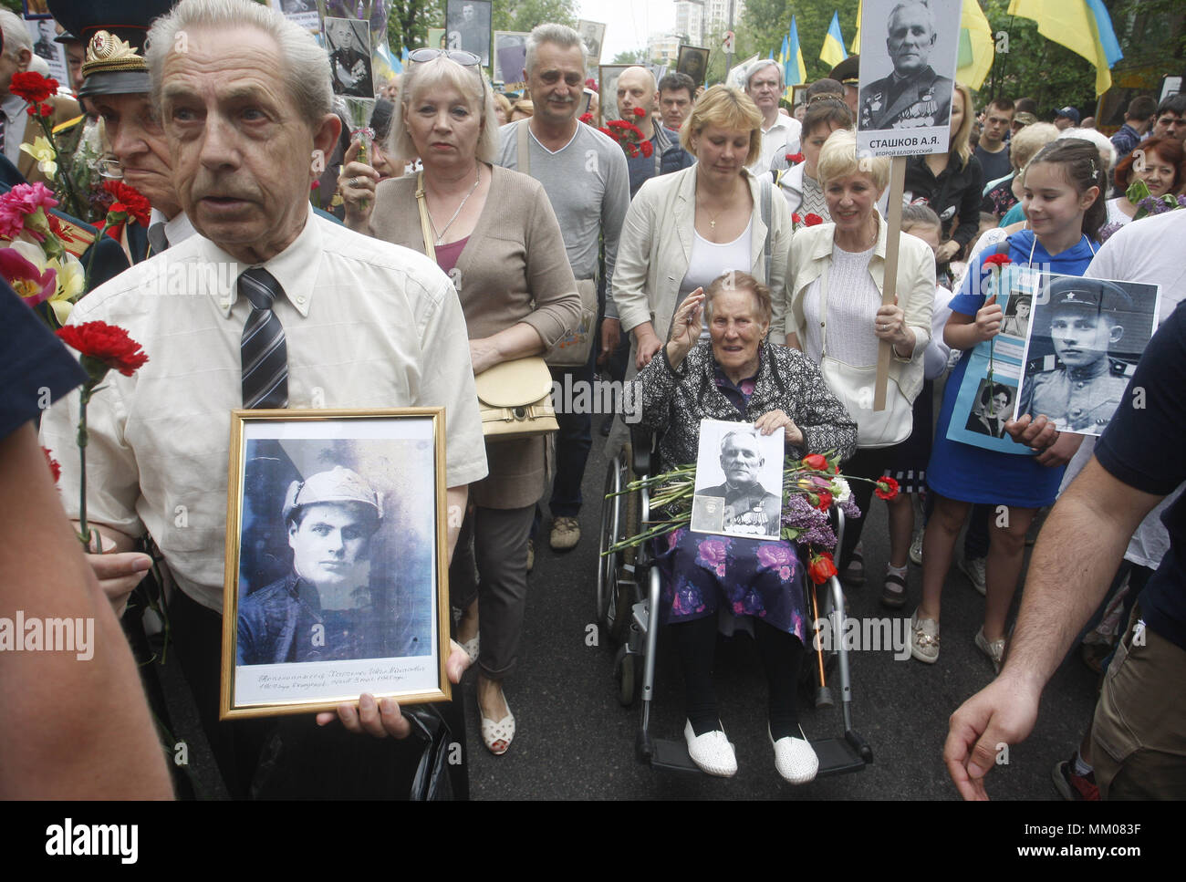 Kiev, Ukraine. 9th May, 2018. Ukrainians carry portraits of WWII ...