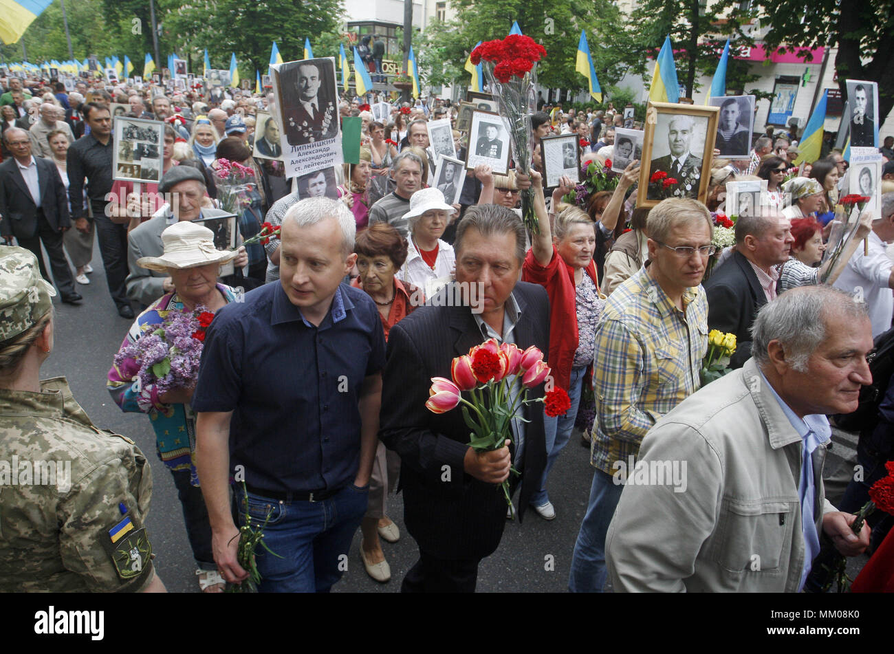 Kiev, Ukraine. 9th May, 2018. Ukrainians carry portraits of WWII ...