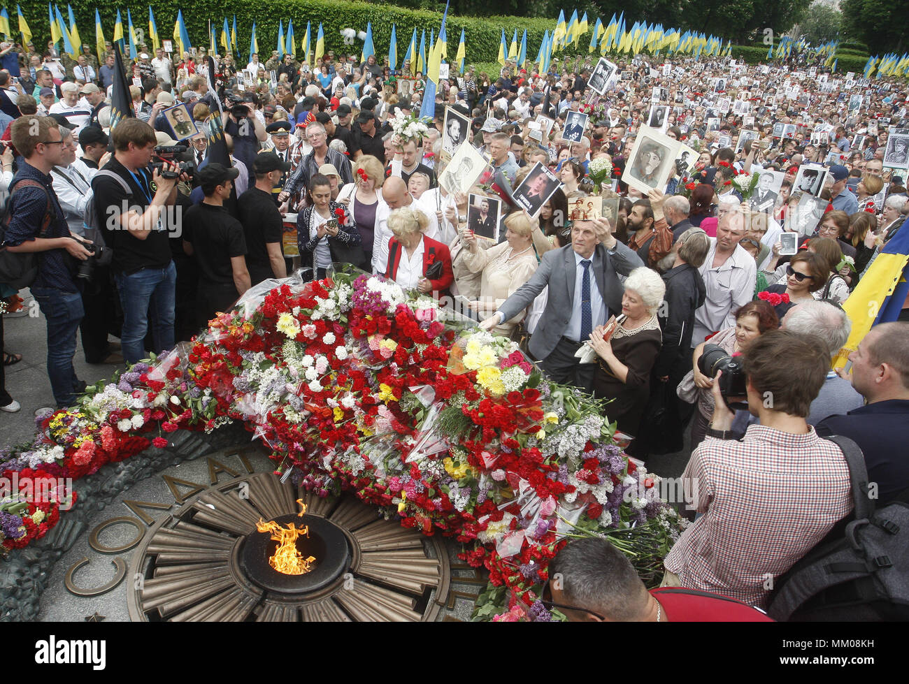 Kiev, Ukraine. 9th May, 2018. Ukrainians carry portraits of WWII ...