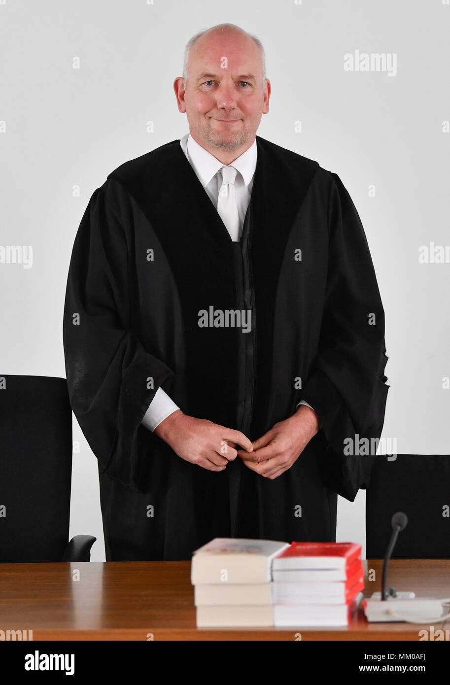 Judge bench verdict hi-res stock photography and images - Alamy