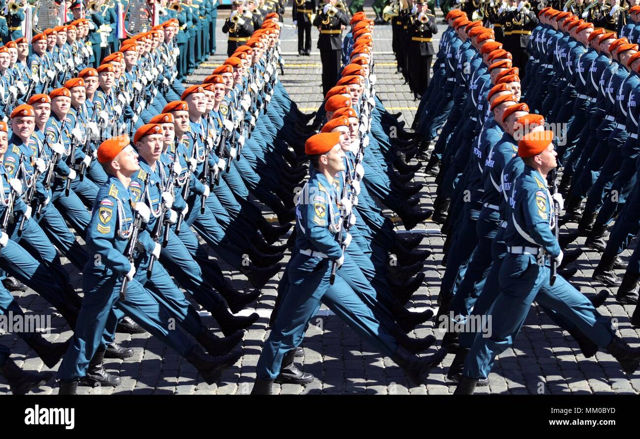 Soviet soldiers march stand hi-res stock photography and images - Alamy