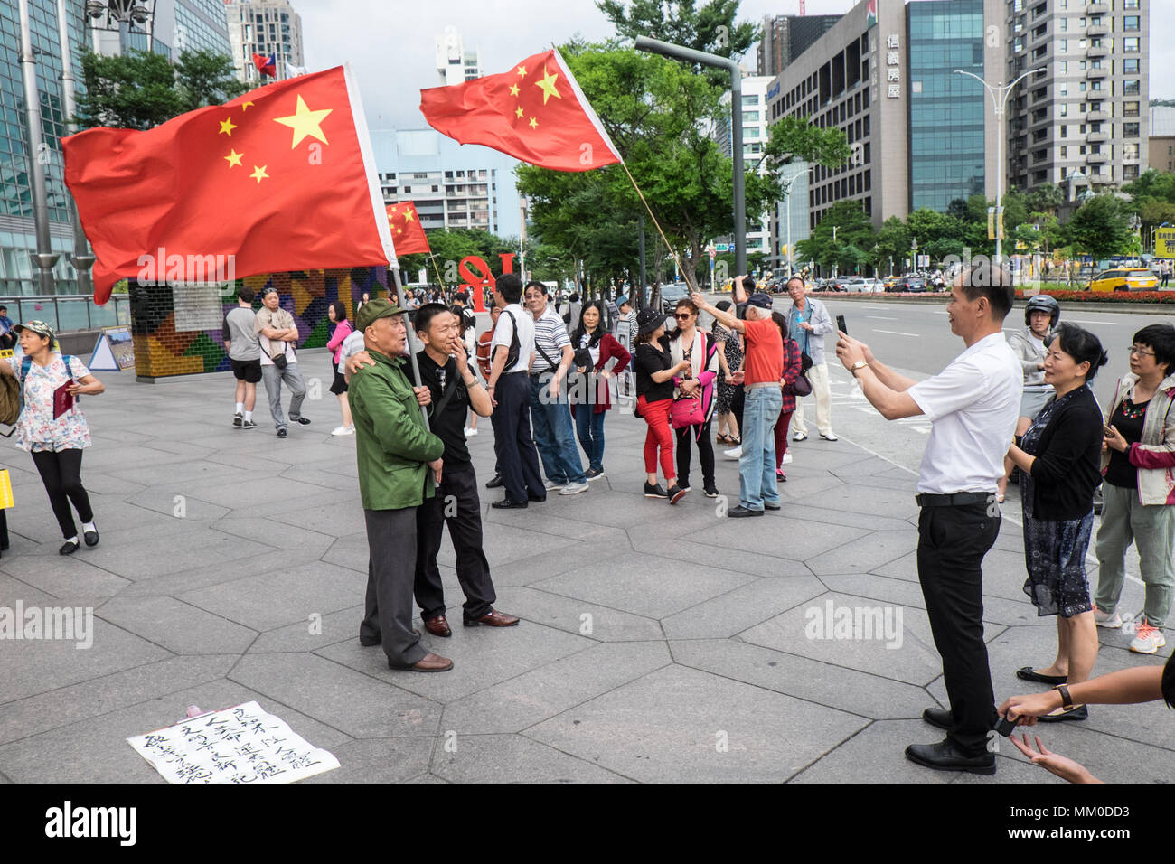 Mainland Chinese tour groups at the base of Taipei 101 Tower,attract ...