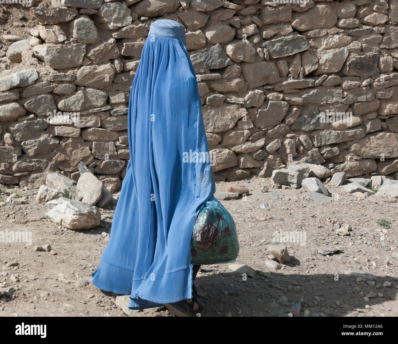 Afghan woman in burqa hi-res stock photography and images - Alamy