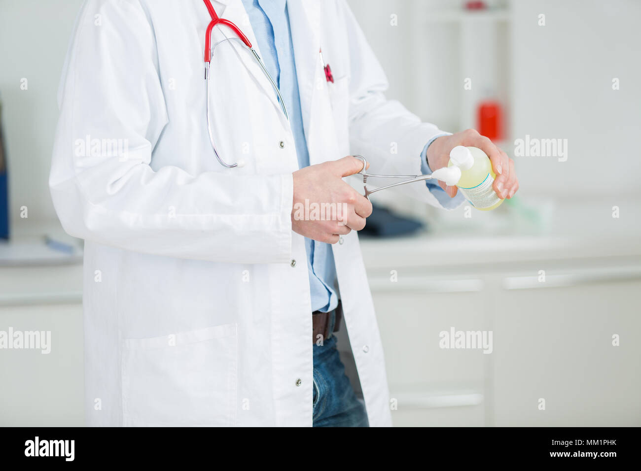 Doctor treat burn hi-res stock photography and images - Alamy