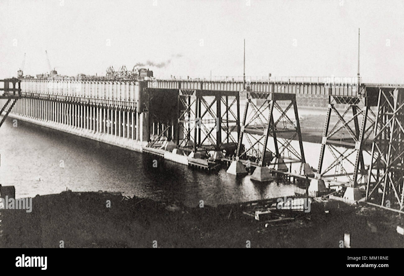 Construction work of Bridge. Superior. 1910 Stock Photo - Alamy
