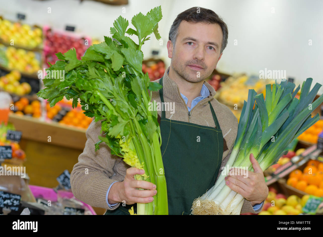 Grocery clerk hi-res stock photography and images - Alamy