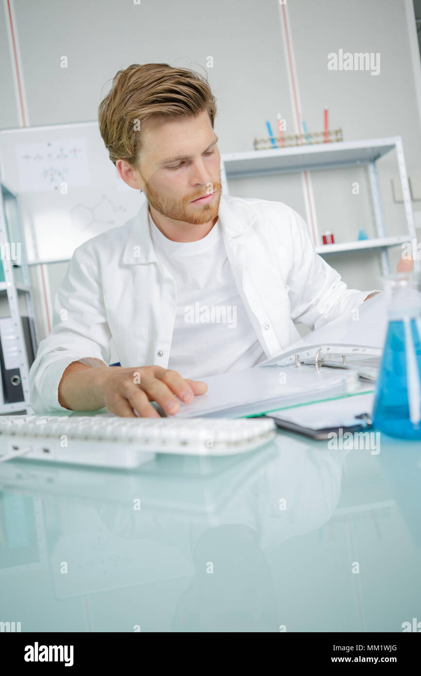 Young computer scientists hi-res stock photography and images - Alamy