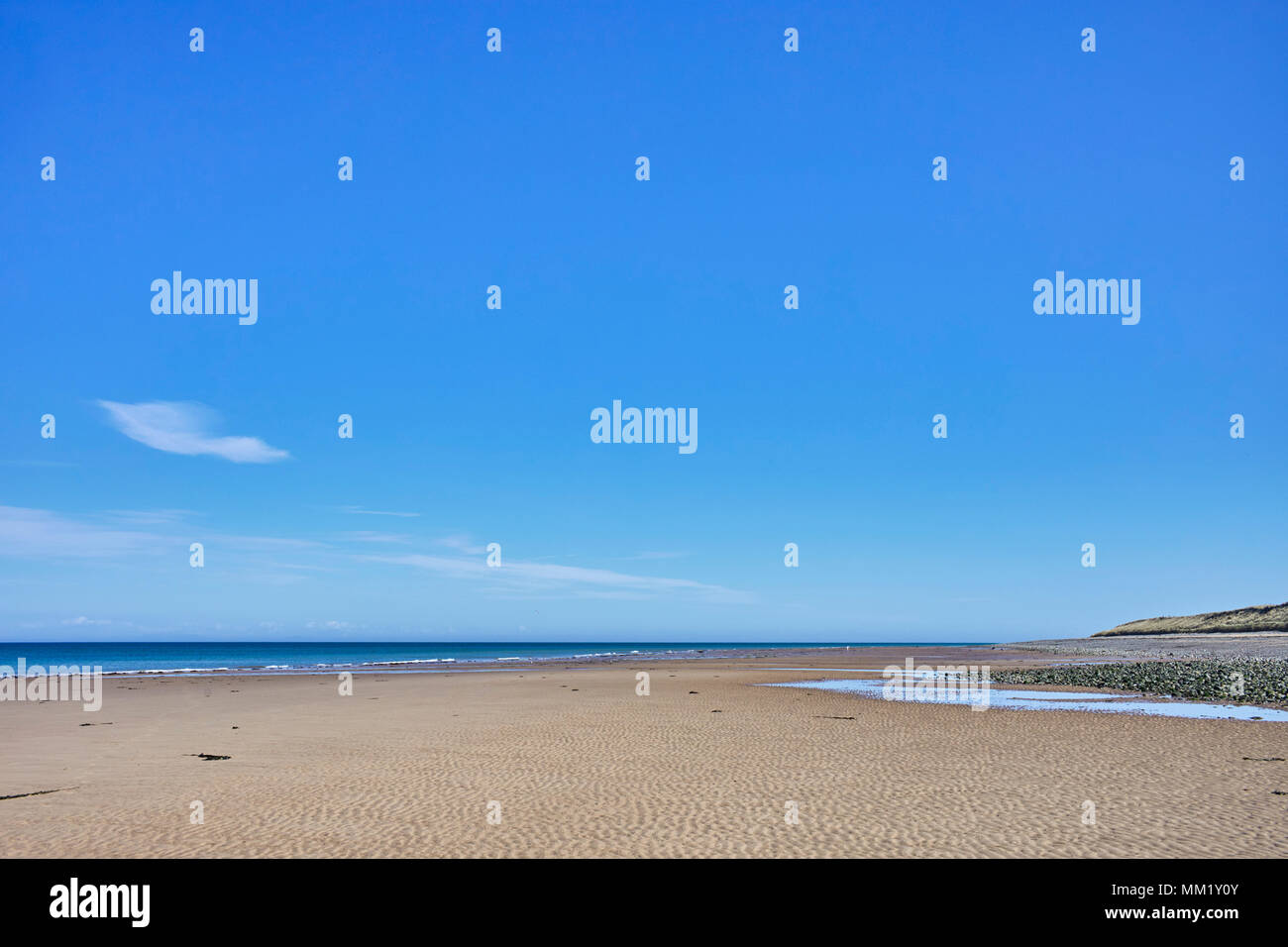Open beaches hi-res stock photography and images - Alamy