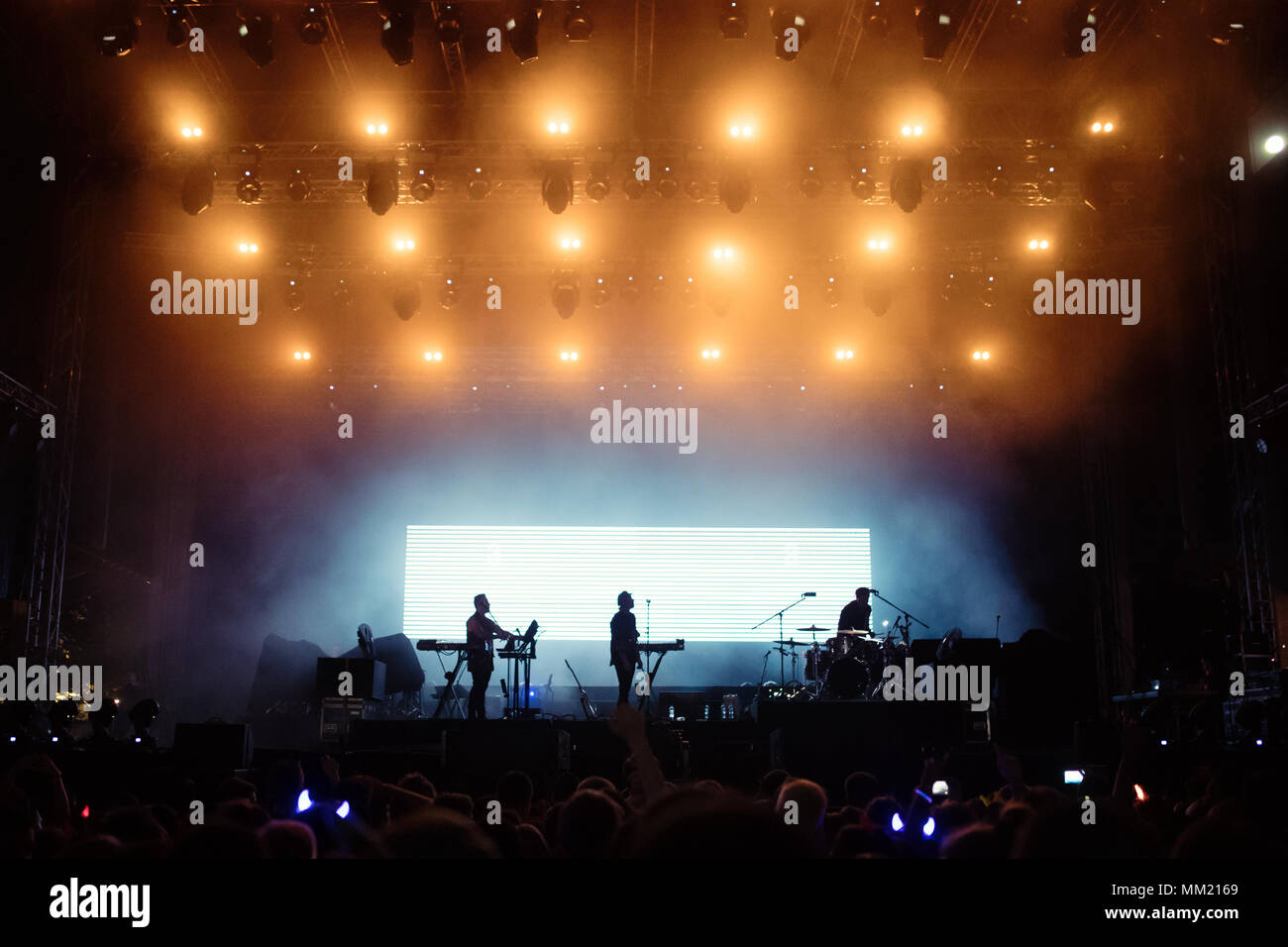 Band playing stage crowd hi-res stock photography and images - Alamy
