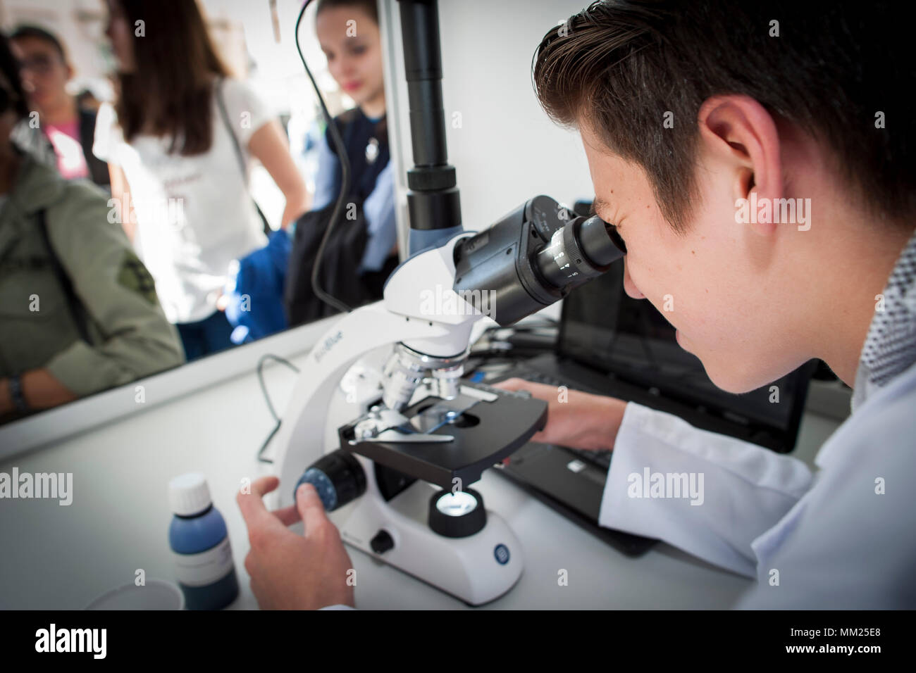 boy looking through a microscope Stock Photo - Alamy