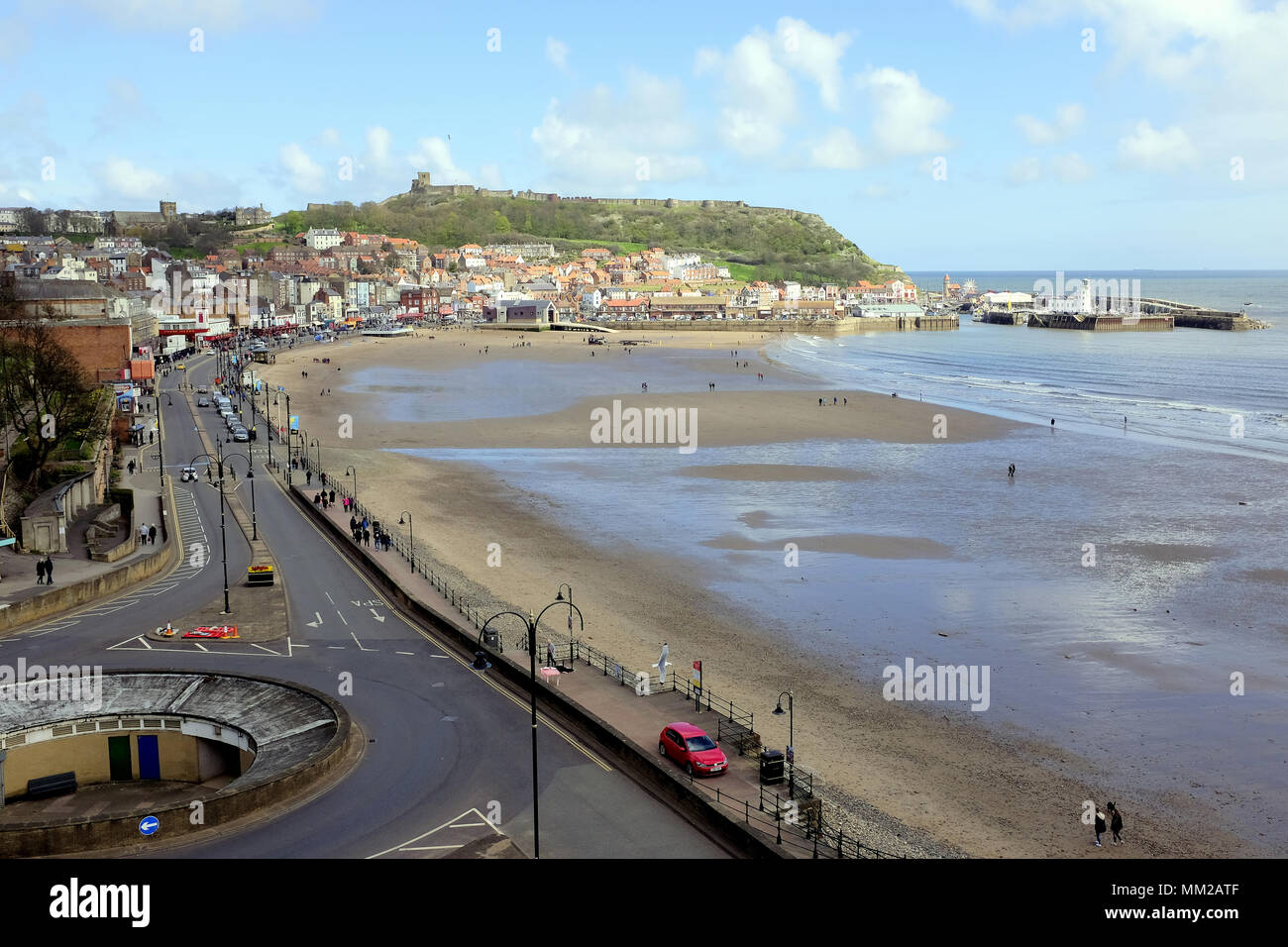 Scarborough, Yorkshire, UK. April 28, 2018. Holidaymakers enjoying the ...
