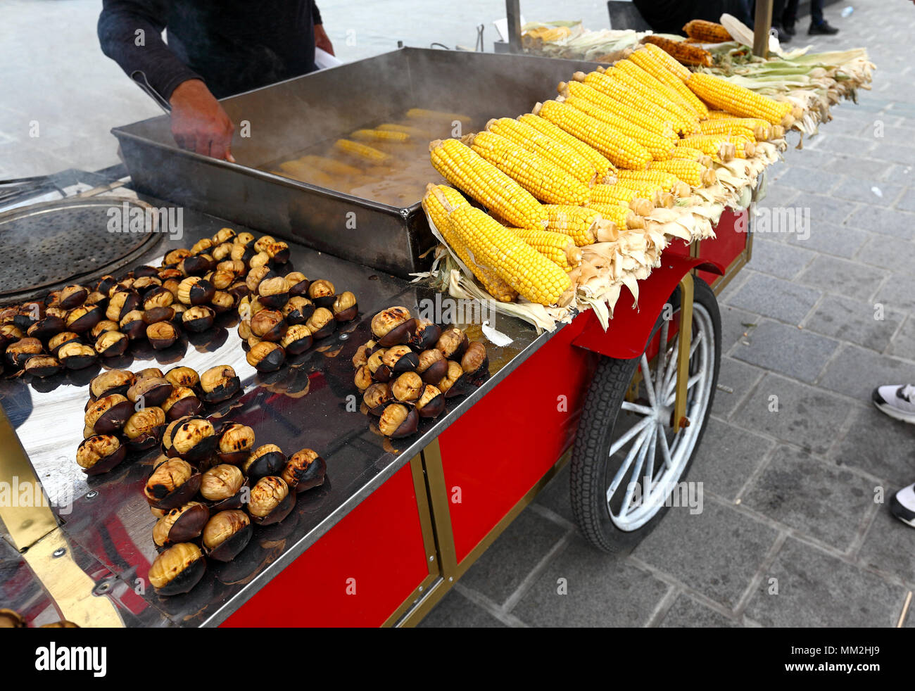 Istanbul Street Food: Chestnuts and corn on the cob Stock Photo - Alamy