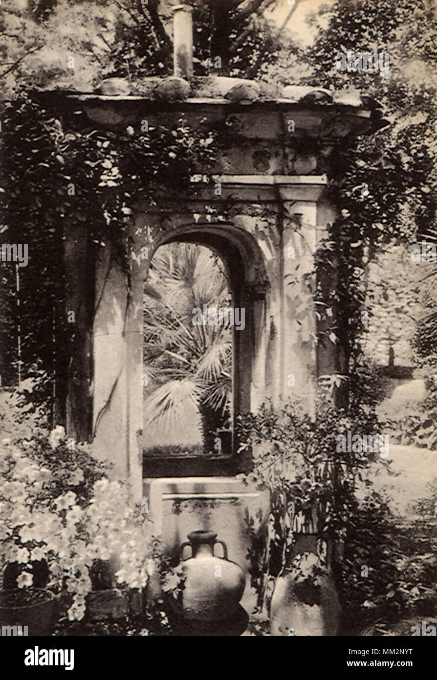 Ancient Well at Rufolo Palace. Ravello. 1930 Stock Photo - Alamy