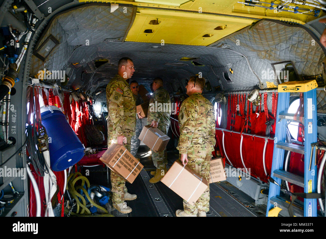 Pennsylvania National Guard Soldiers load meals ready to eat (MRE's ...