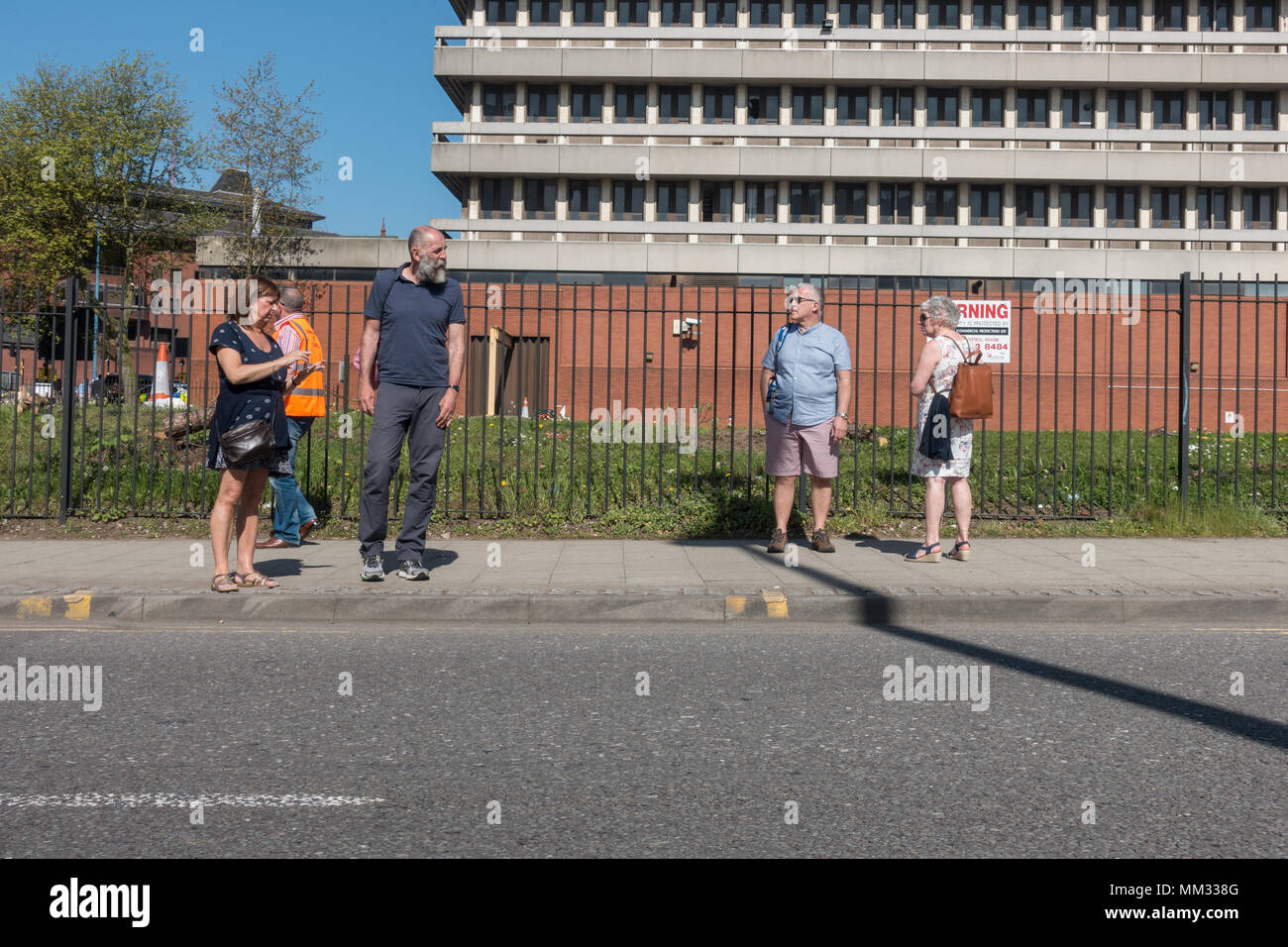 People lining the streets hi-res stock photography and images - Alamy