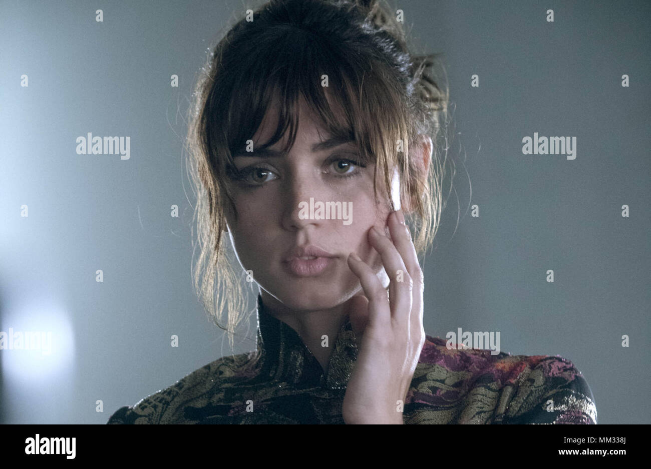 BLADE RUNNER 2049 (2017) ANA DE ARMAS DENIS VILENEUVE (DIR) WARNER BROS ...