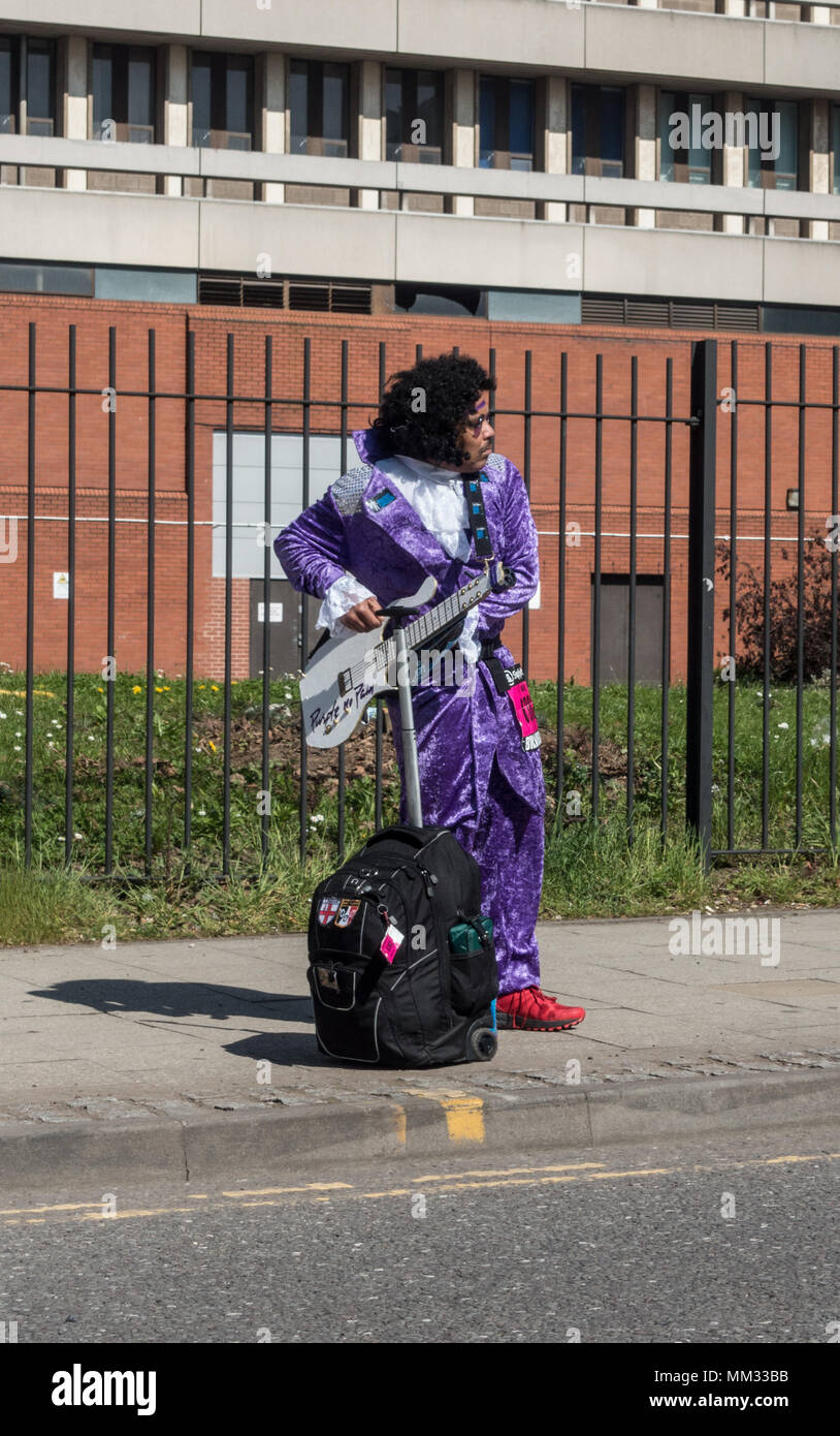 Man dressed as Prince getting ready to run the Birmingham marathon ...