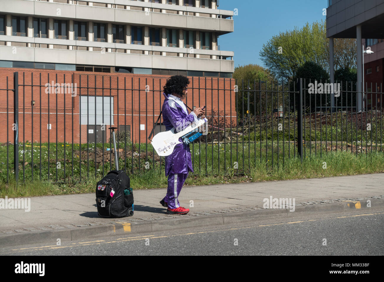 Man dressed as Prince getting ready to run the Birmingham marathon ...