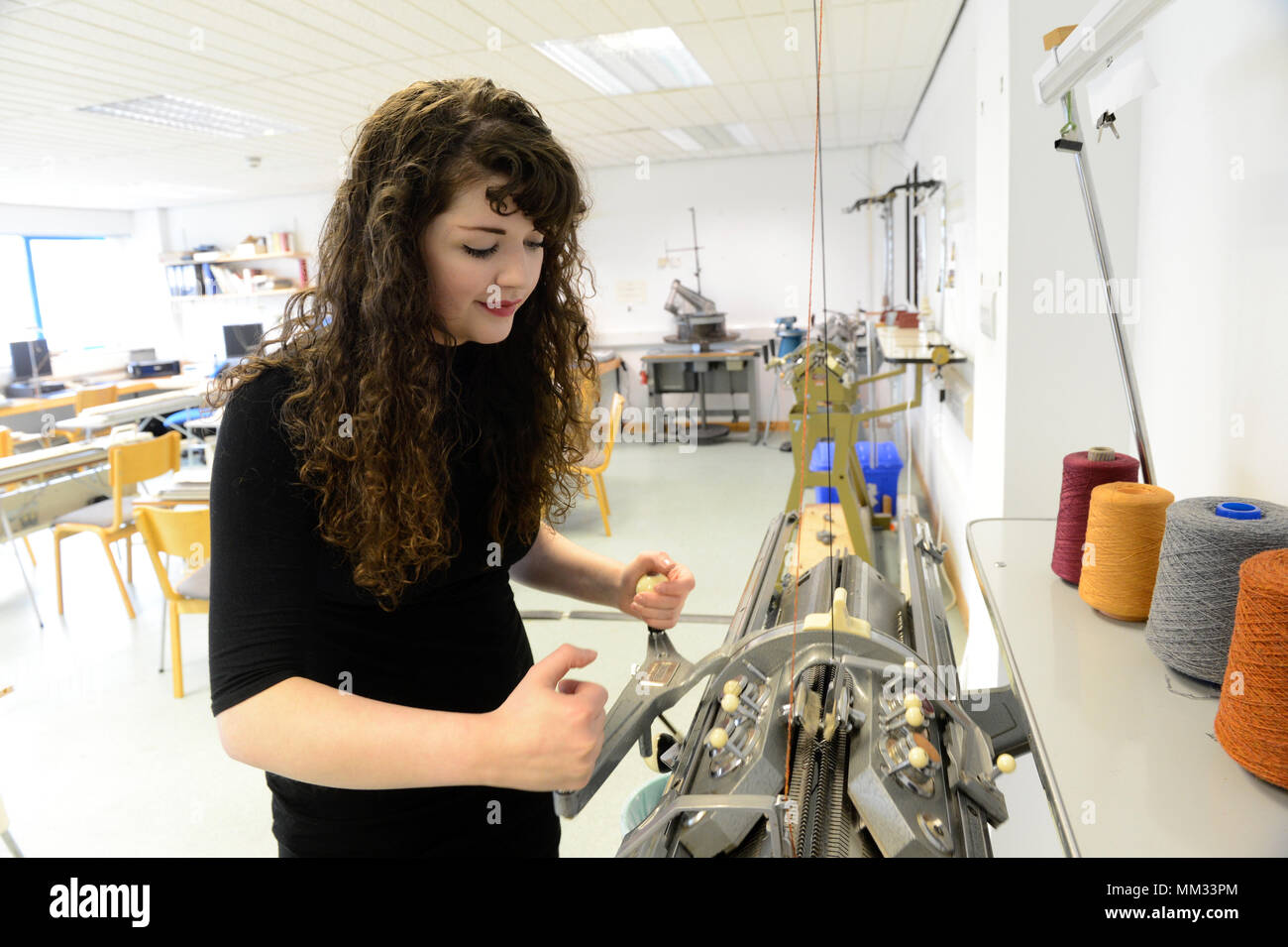 Lady knitting hi-res stock photography and images - Alamy