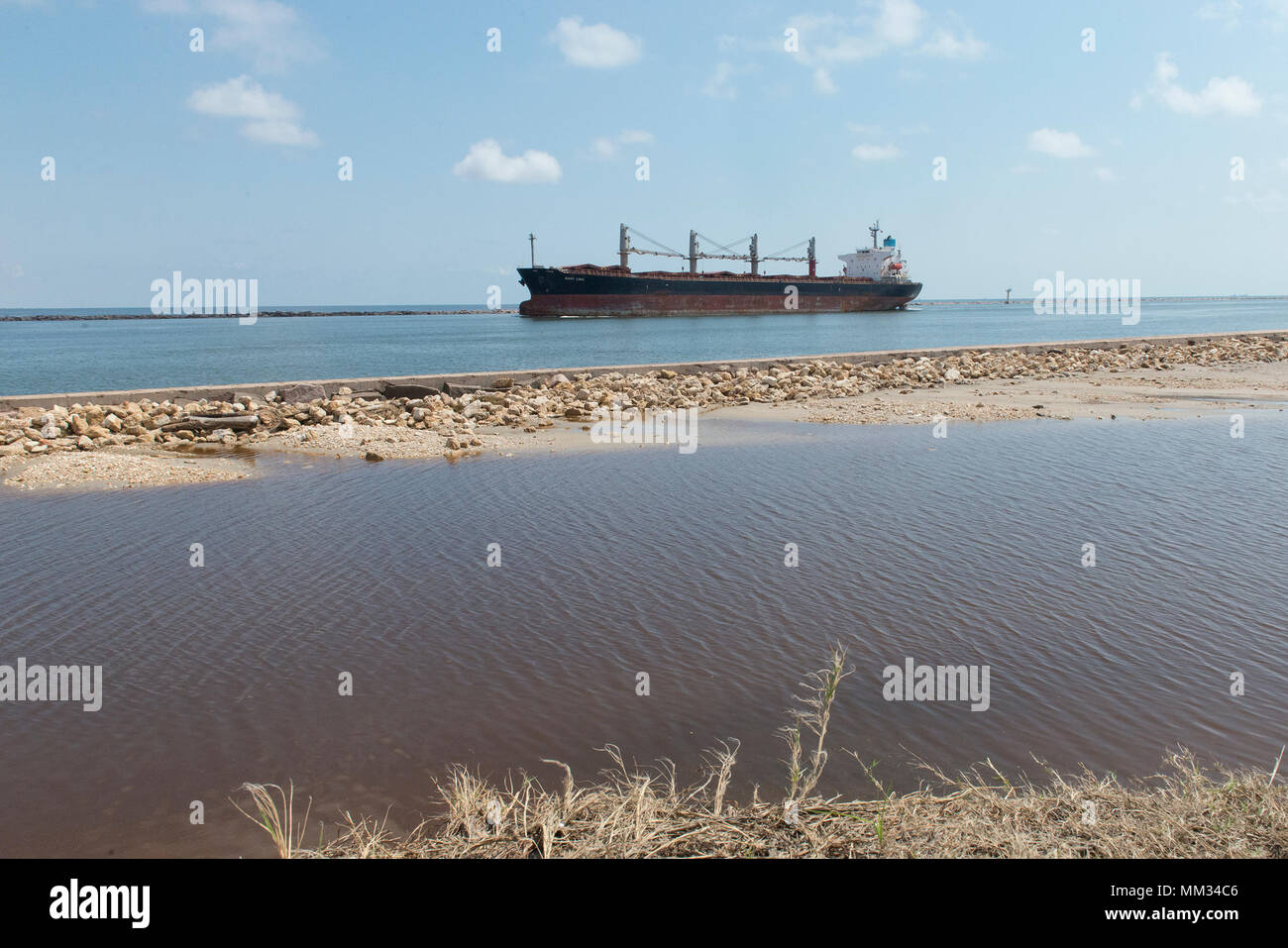 Barges following ships hi-res stock photography and images - Alamy