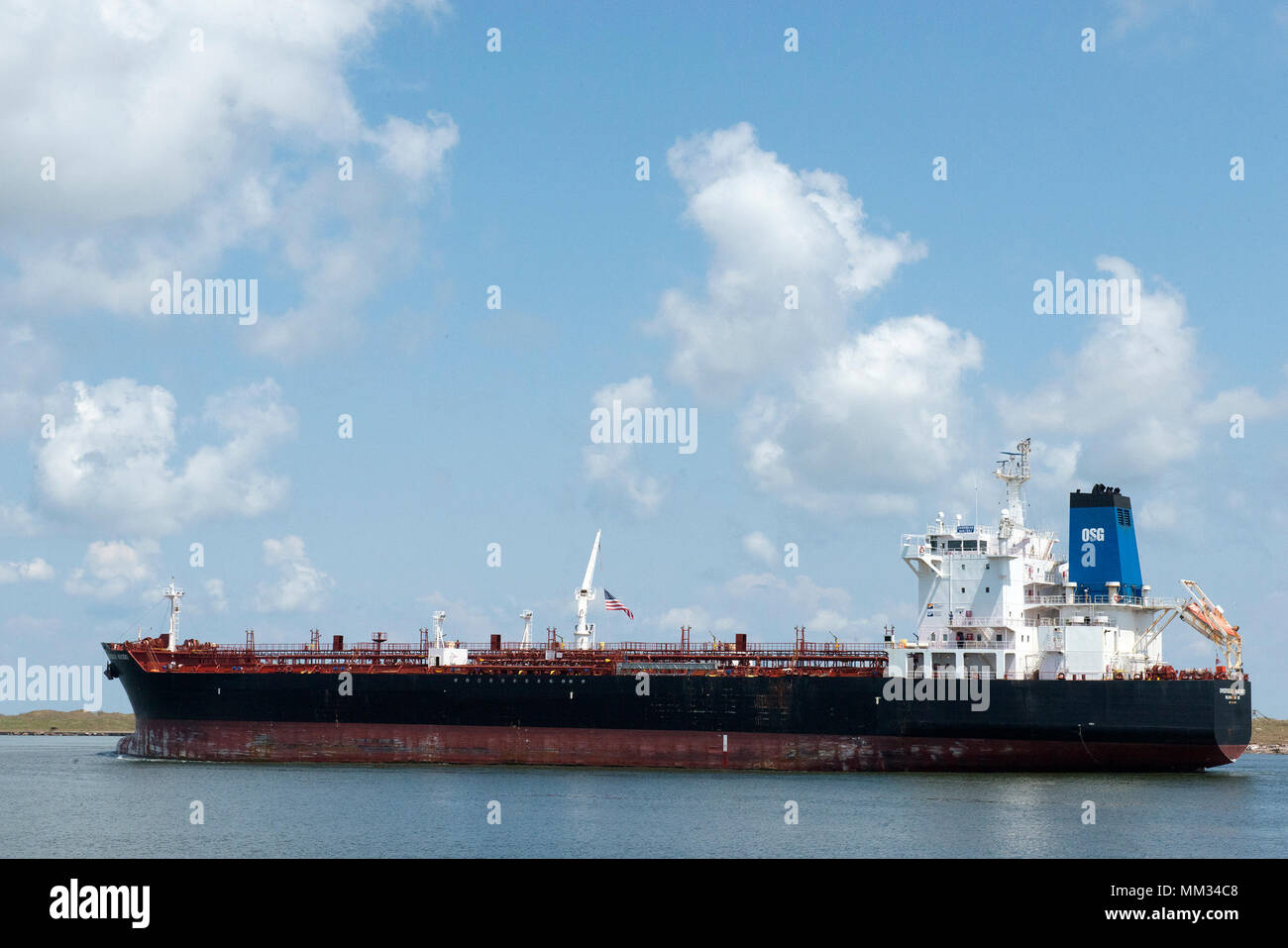 Barges following ships hi-res stock photography and images - Alamy