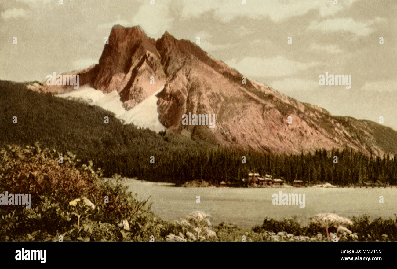 Chalet & Mount Burgess. Emerald Lake. 1930 Stock Photo - Alamy