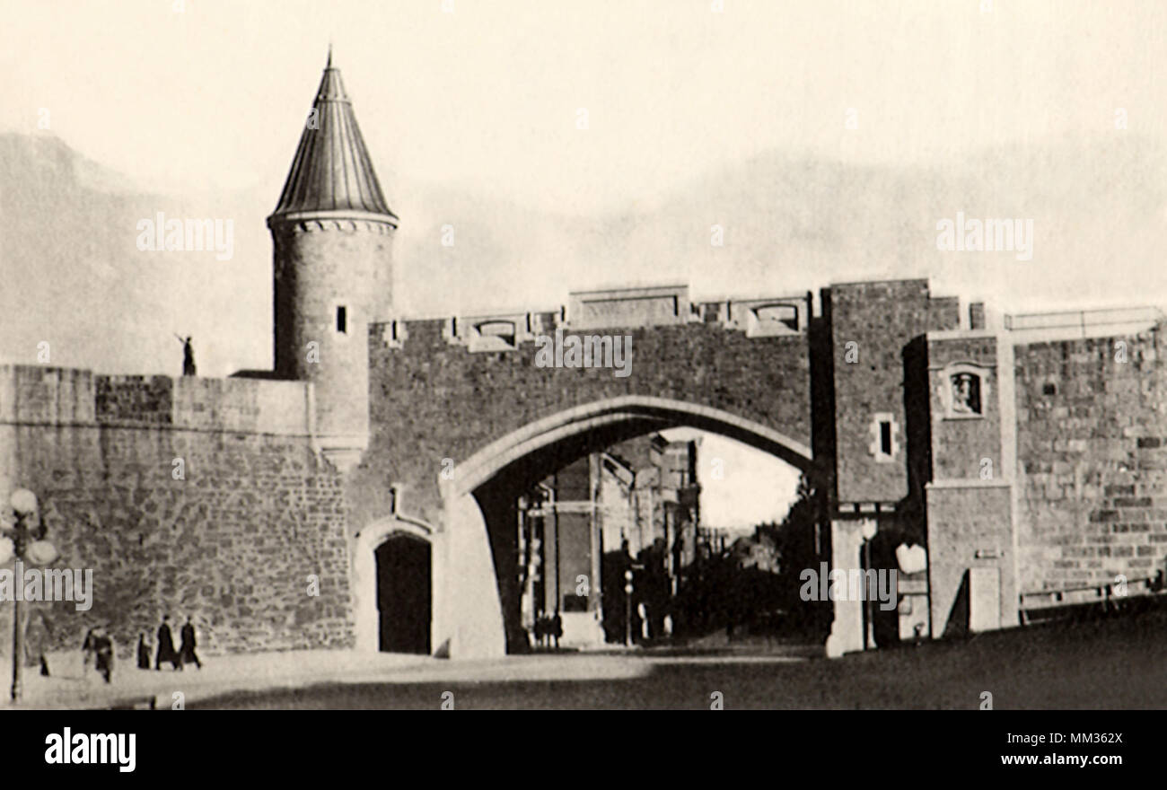 Saint Jean Gate. Quebec. 1930 Stock Photo - Alamy