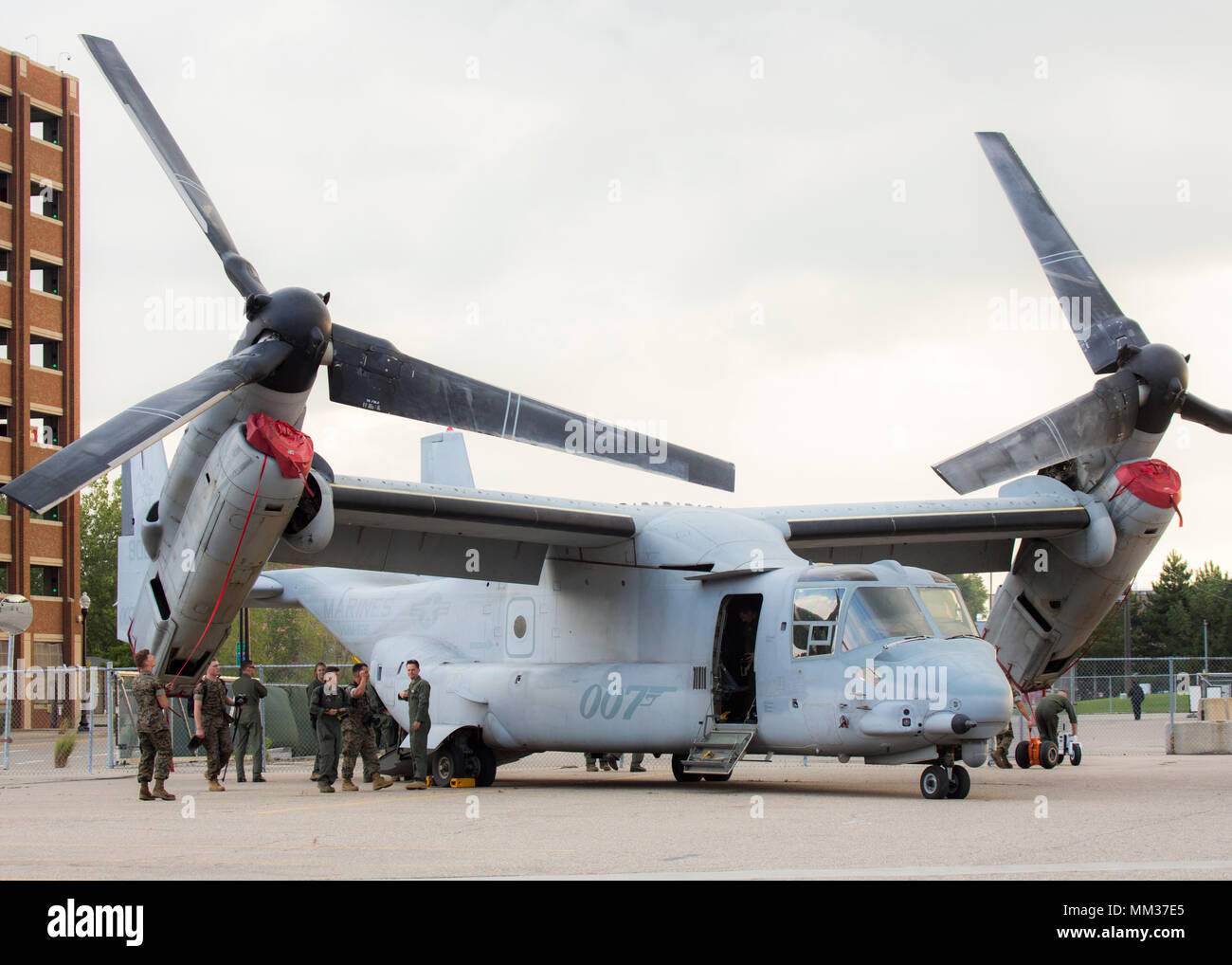 An MV-22b Osprey from Marine Medium Tiltrotor Squadron (VMM) 166 ...