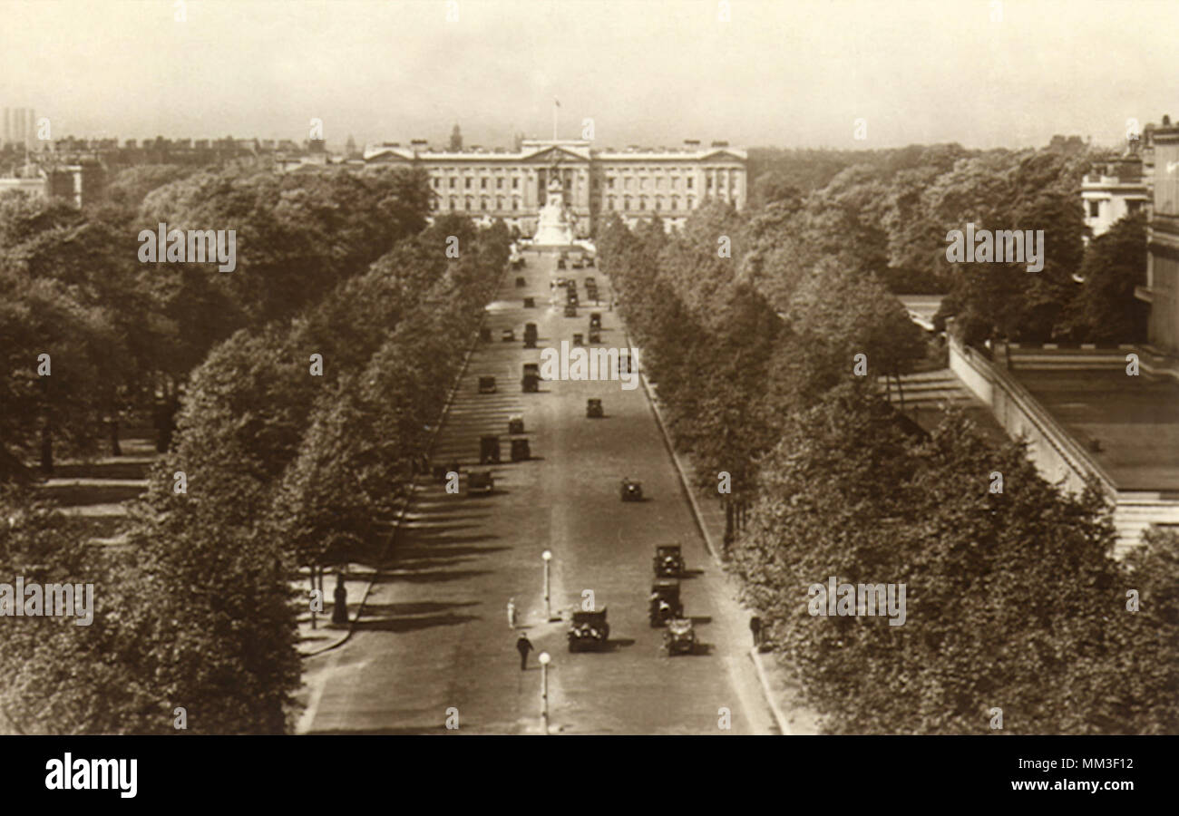 Buckingham Palace & Mall. London. 1920 Stock Photo - Alamy
