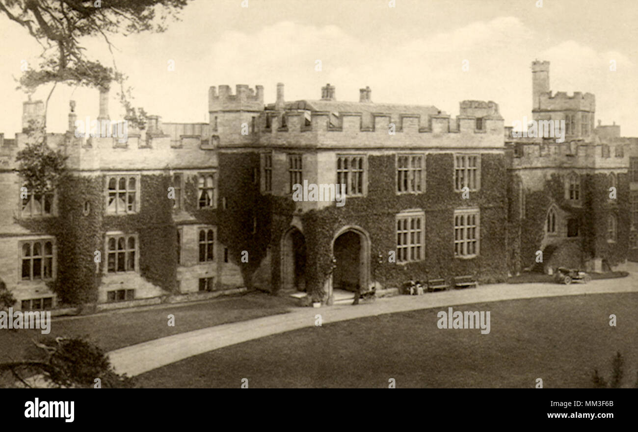 Front Entrance to Castle. Warwick. 1930 Stock Photo - Alamy