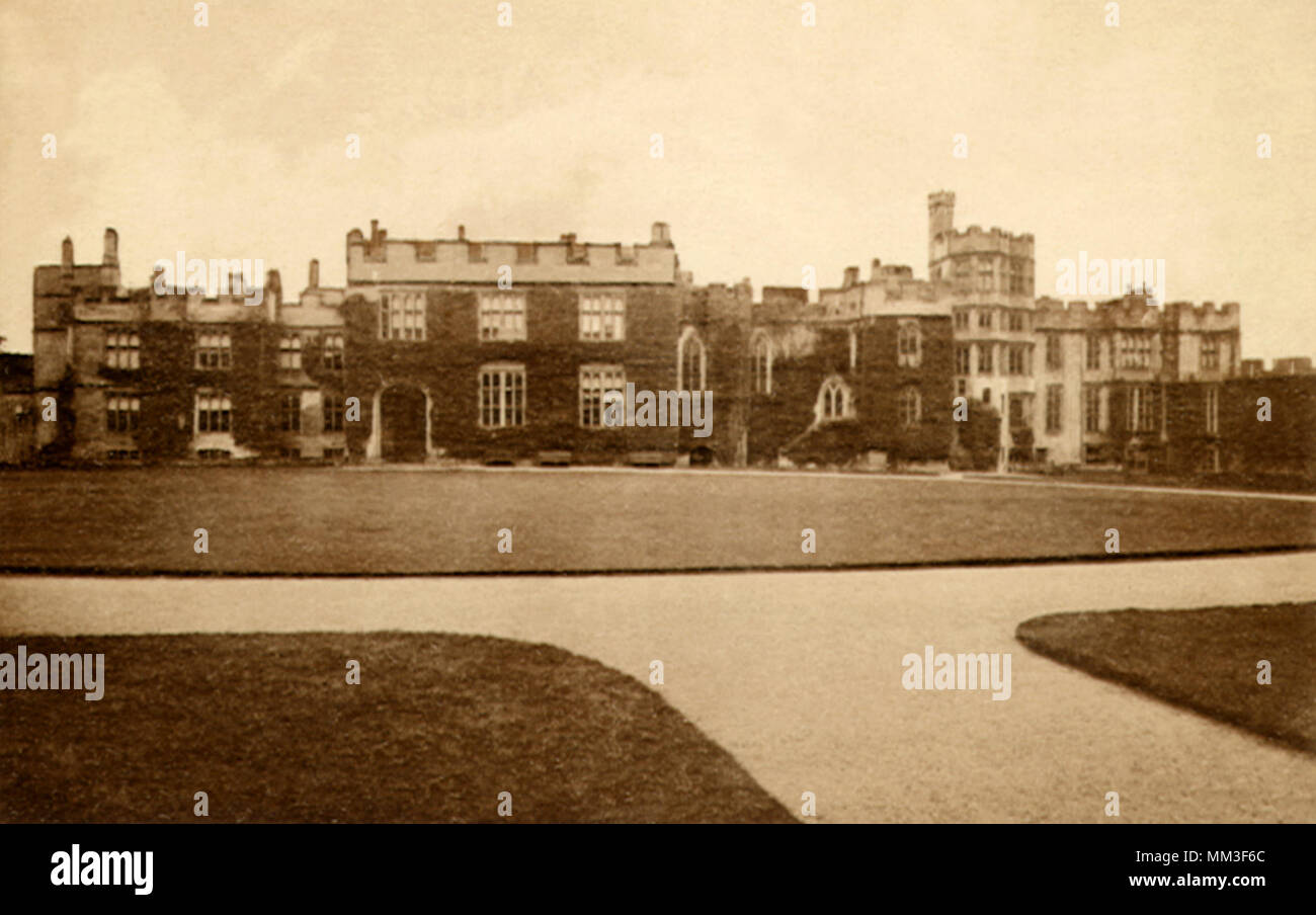 Castle Courtyard. Warwick. 1930 Stock Photo - Alamy