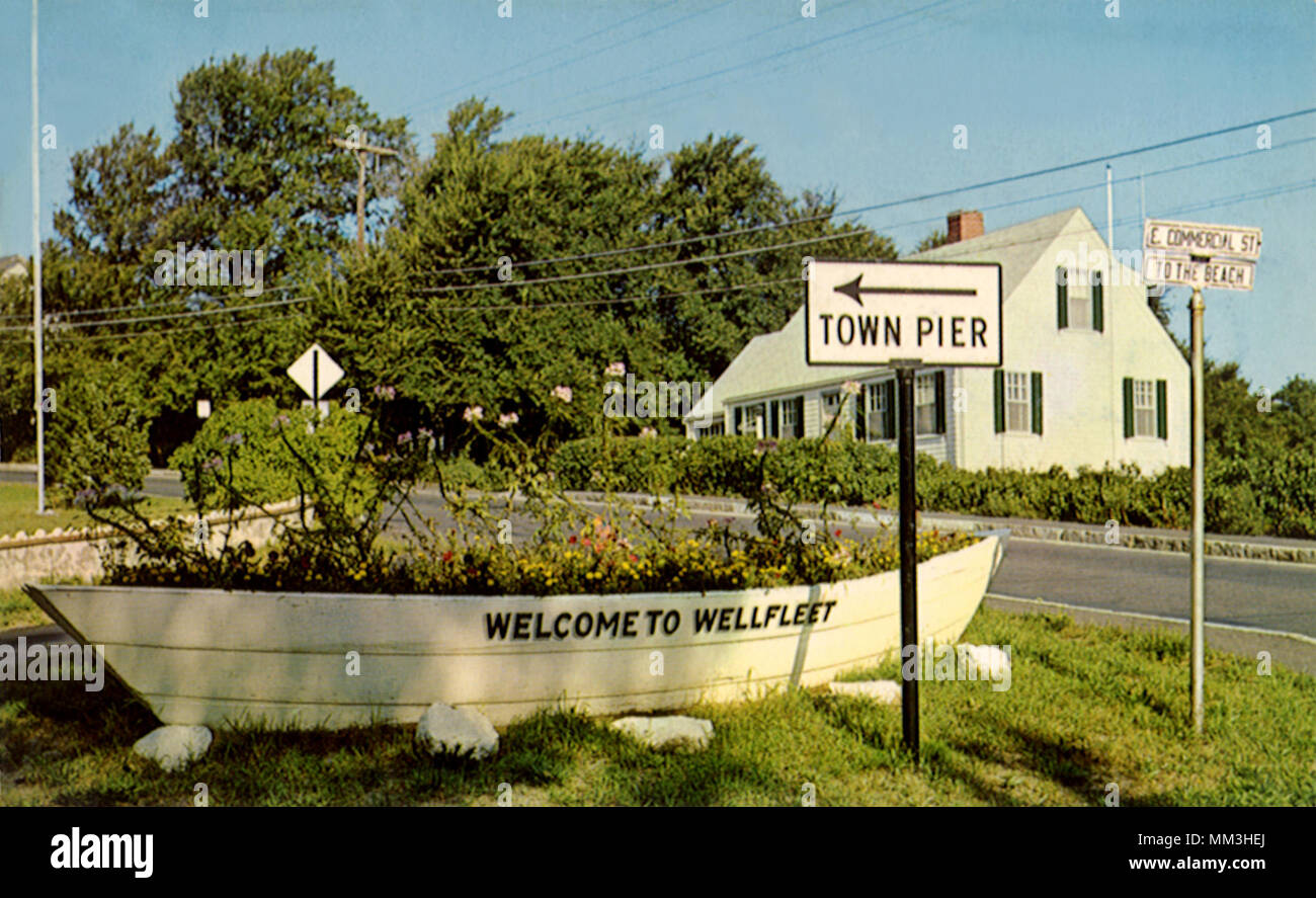Welcoming Sign. Wellfleet. 1970 Stock Photo - Alamy