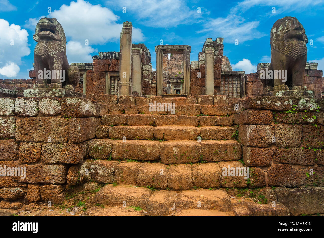 Entry statues hi-res stock photography and images - Alamy
