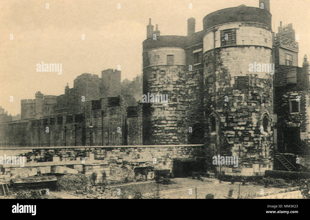 Byward tower of london hi-res stock photography and images - Alamy