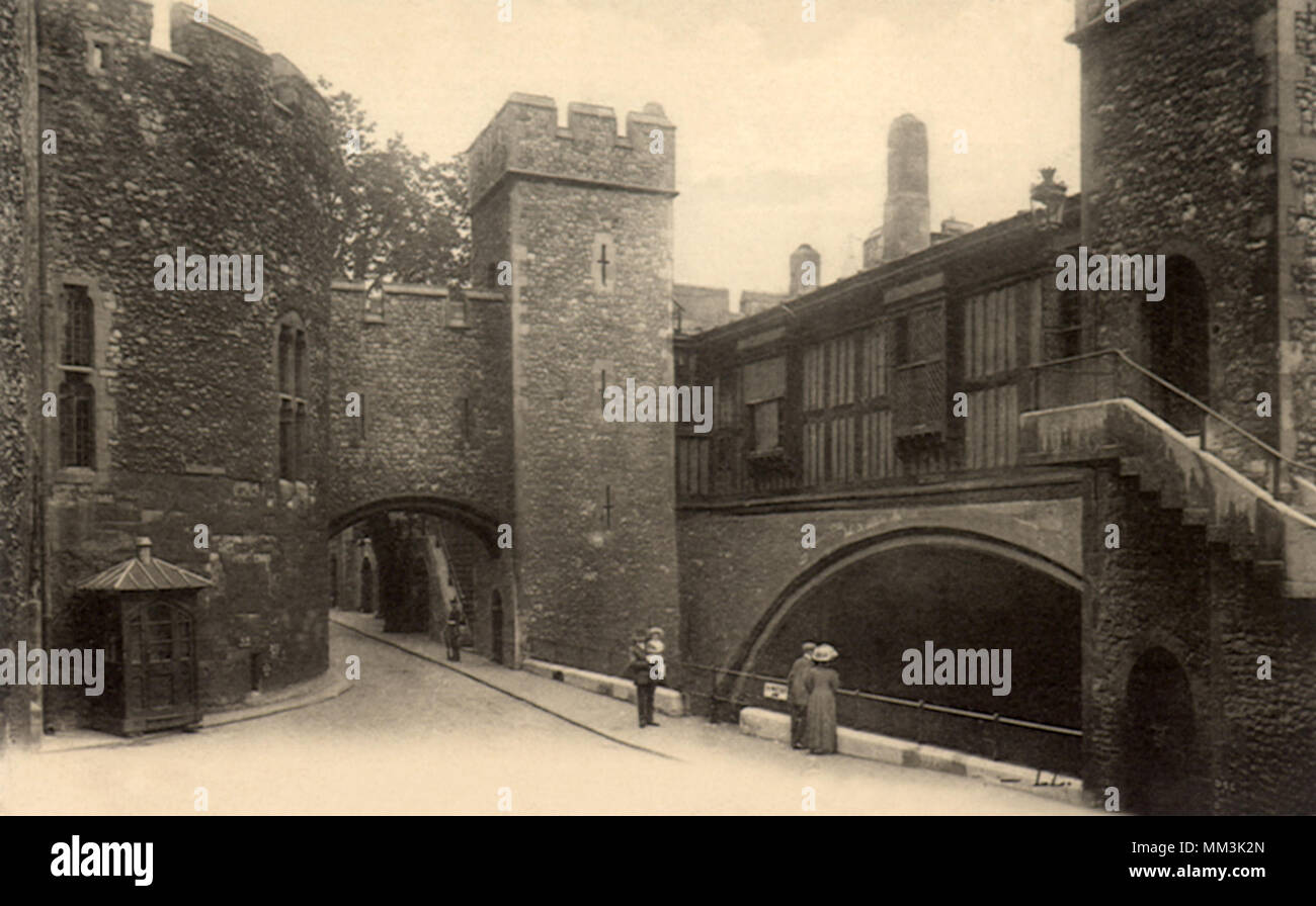 Tower of london traitors gate hi-res stock photography and images - Alamy