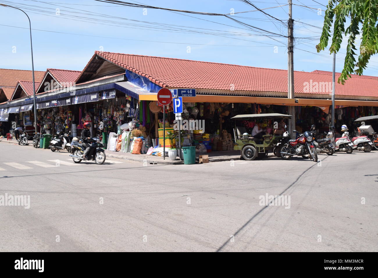 Old market in Siem Reap at daytime Stock Photo - Alamy