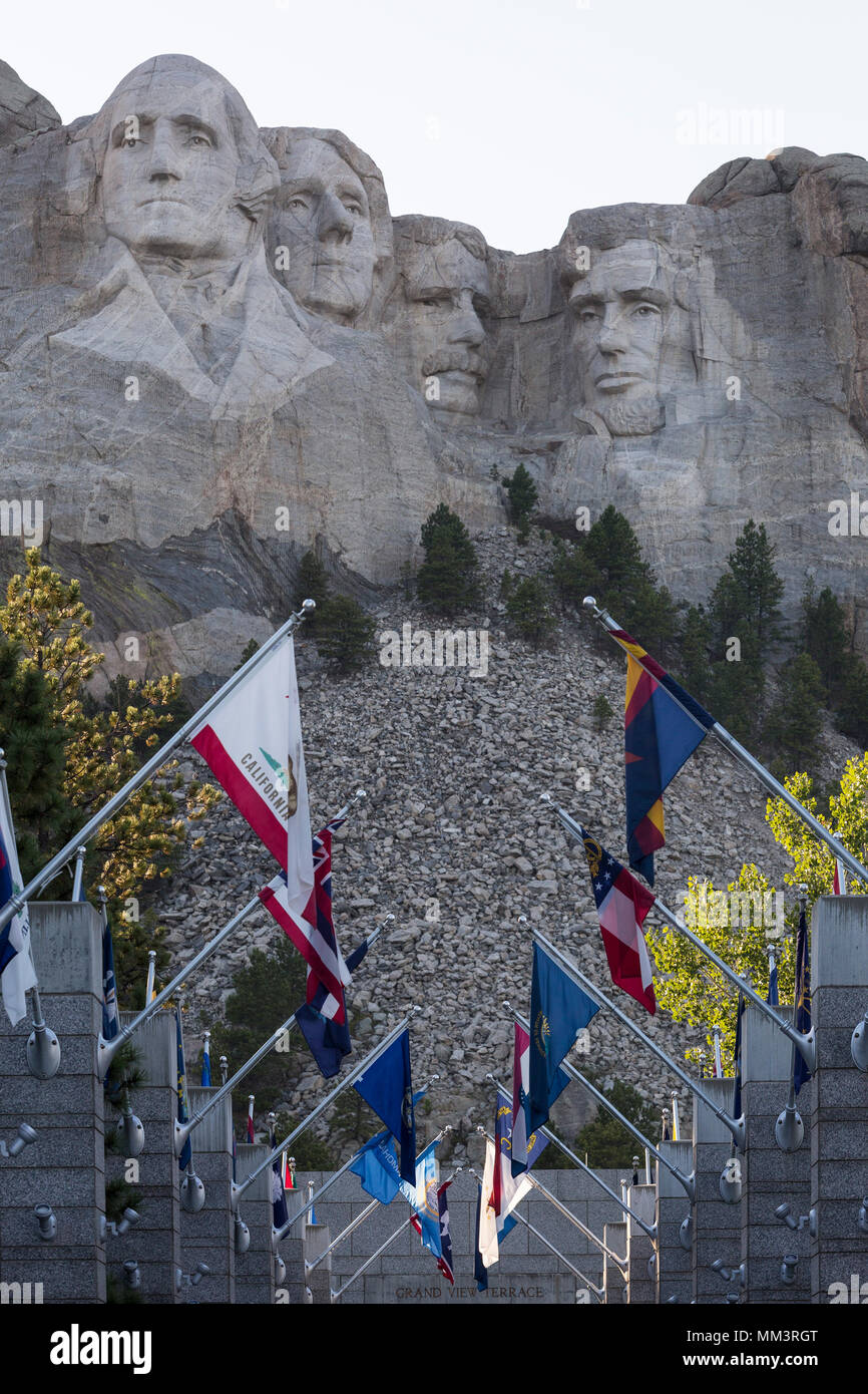 Sculptures of George Washington, Thomas Jefferson, Theodore Roosevelt ...